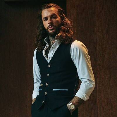 Master Debonair Meets Pete Wicks